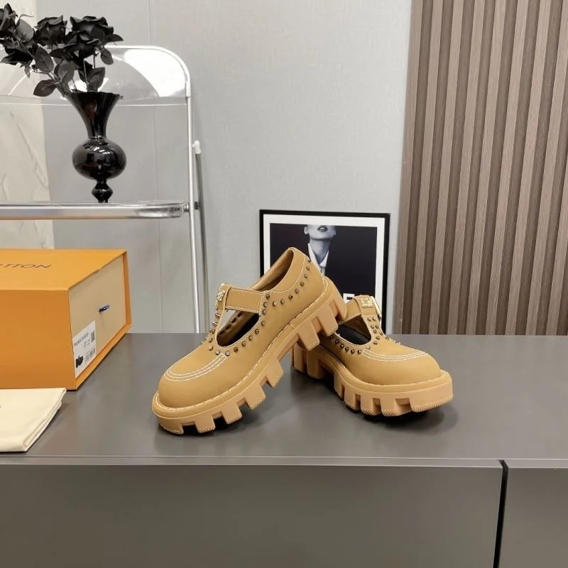 Top mirror Louis Vuitton Low Shoes