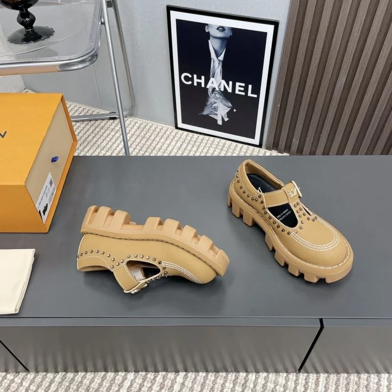 Top mirror Louis Vuitton Low Shoes