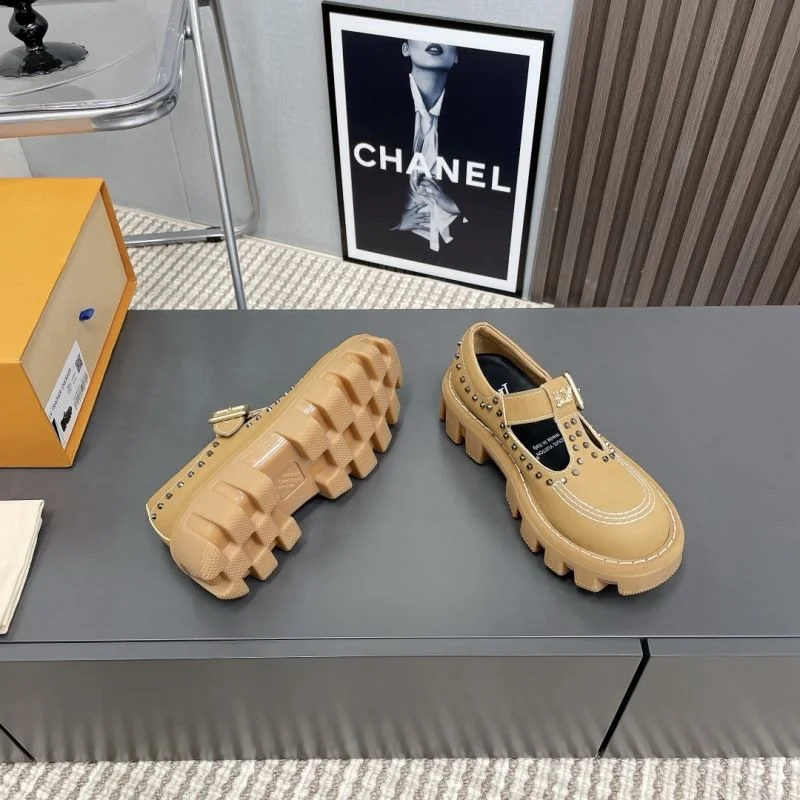 Top mirror Louis Vuitton Low Shoes