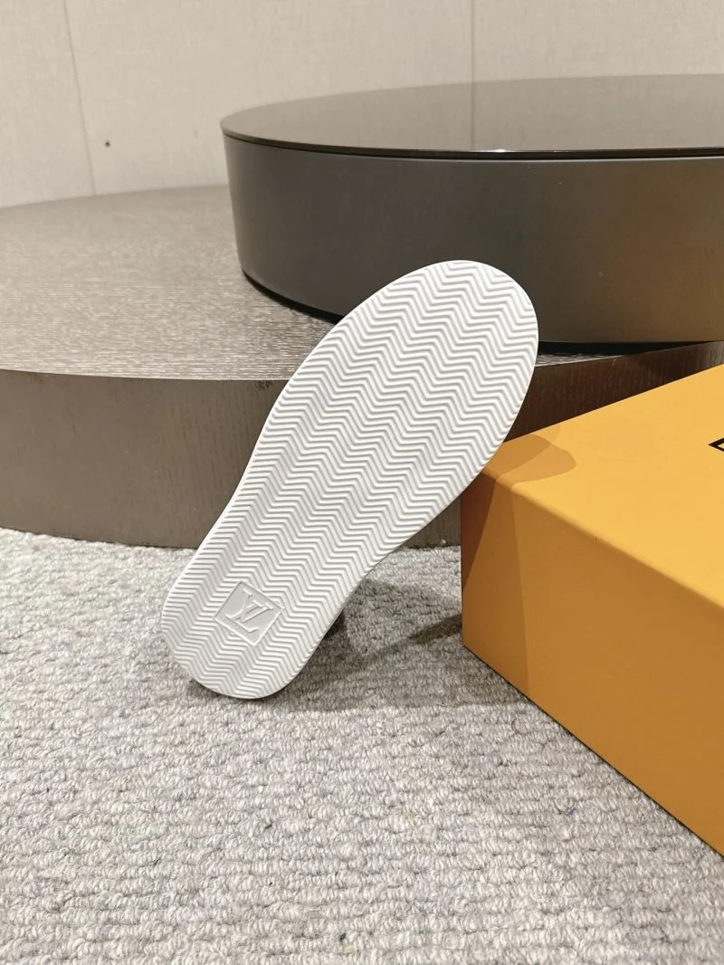 Accurate model Louis Vuitton Low Shoes