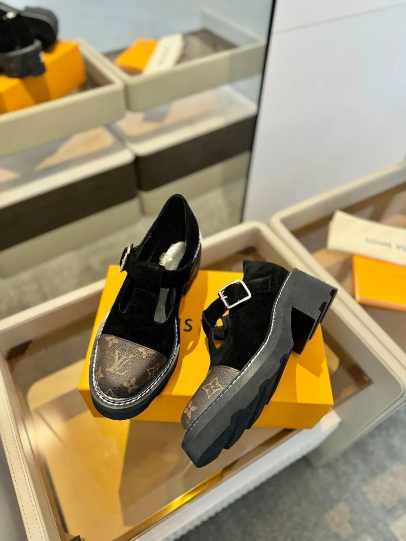 Precise copy Louis Vuitton Low Shoes