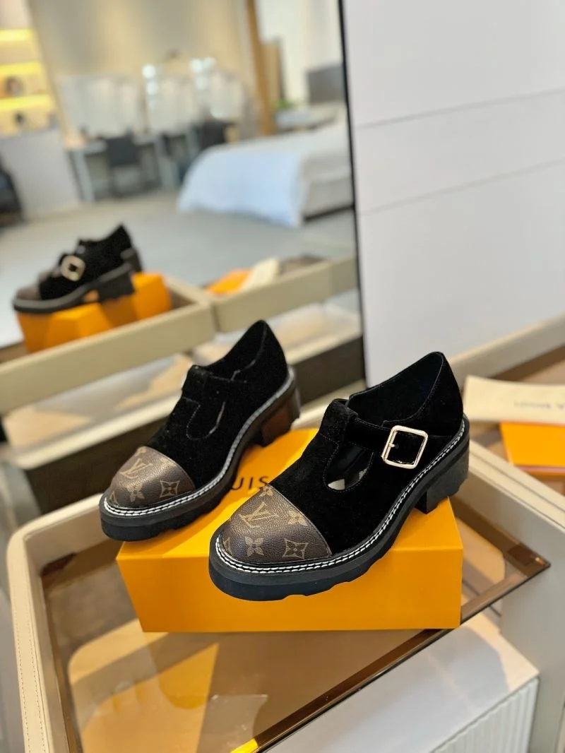 Precise copy Louis Vuitton Low Shoes