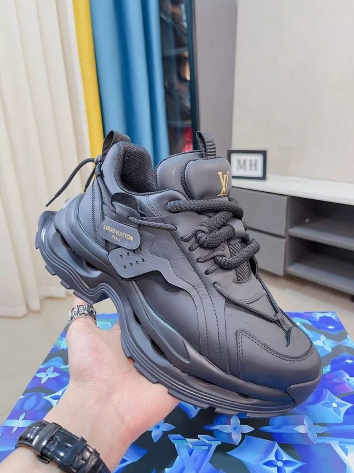 Accurate model Louis Vuitton Low Shoes