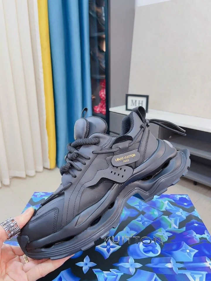 Accurate model Louis Vuitton Low Shoes