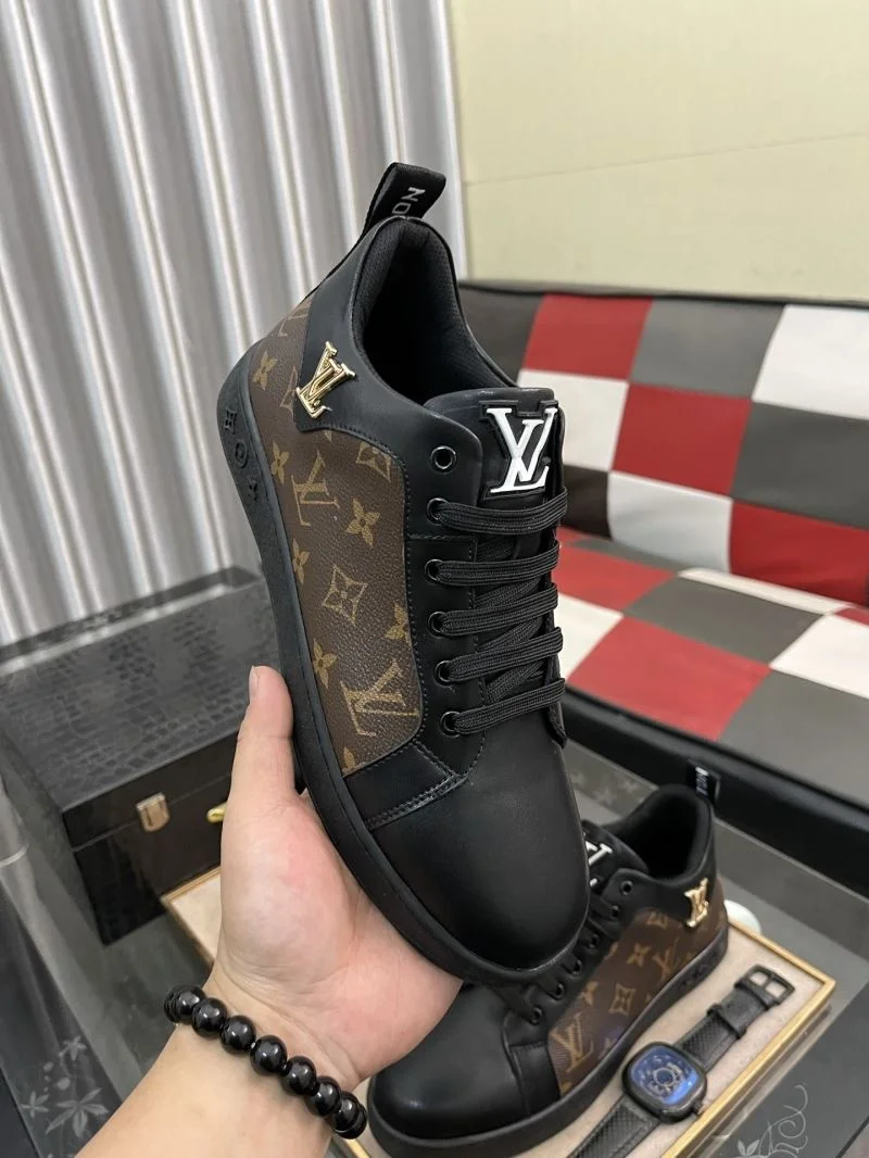 Accurate model Louis Vuitton Low Shoes