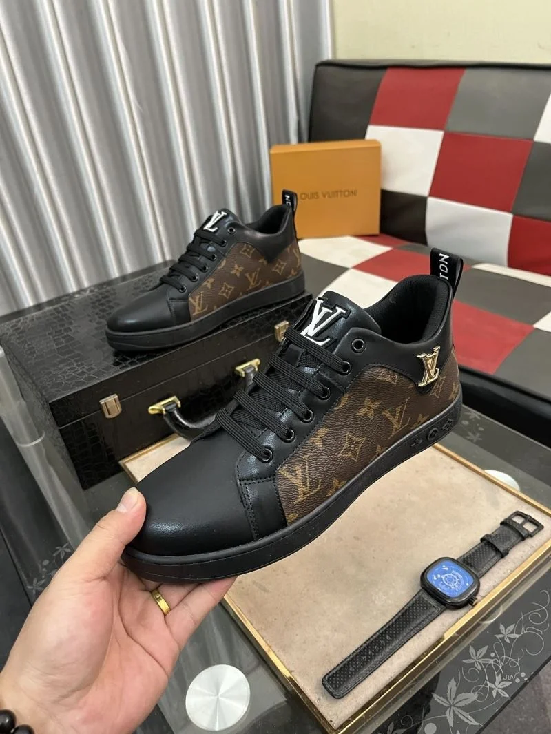 Accurate model Louis Vuitton Low Shoes
