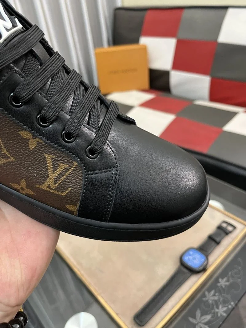 Accurate model Louis Vuitton Low Shoes