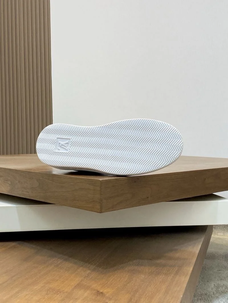 Accurate model Louis Vuitton Low Shoes