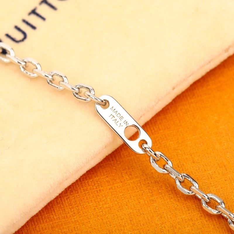 High accuracy Louis Vuitton Necklaces