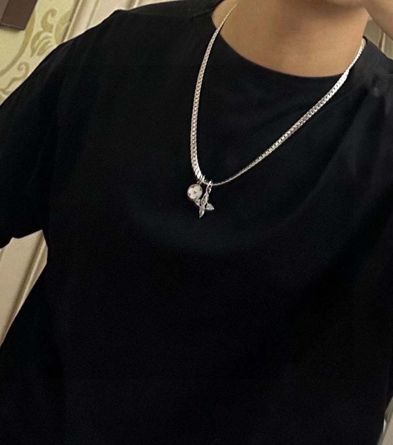 Brand-authenticated Louis Vuitton Necklaces