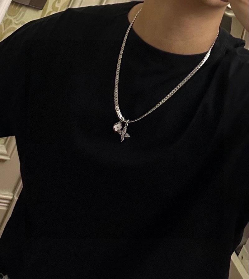 Brand-authenticated Louis Vuitton Necklaces