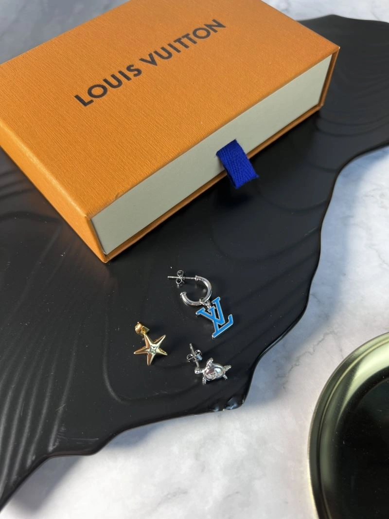 Indistinguishable Louis Vuitton Necklaces