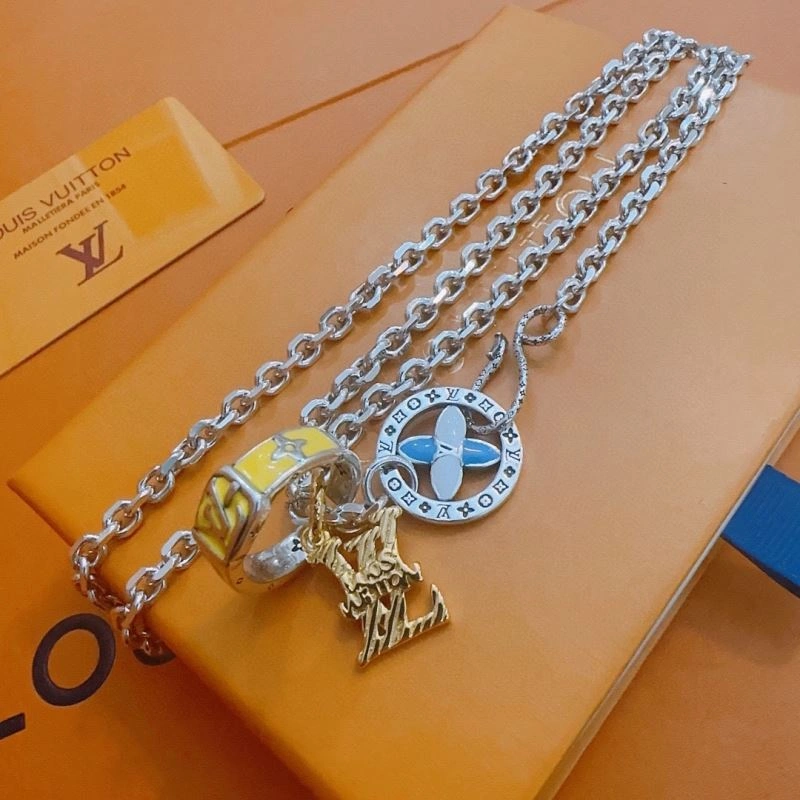 Top mirror Louis Vuitton Necklaces