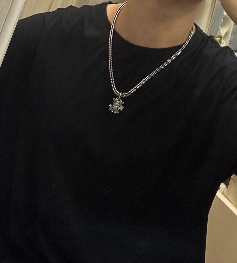 Official Louis Vuitton Necklaces