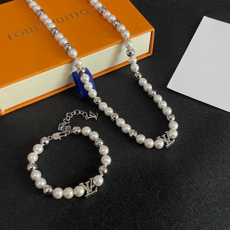 Bargain Louis Vuitton Necklaces