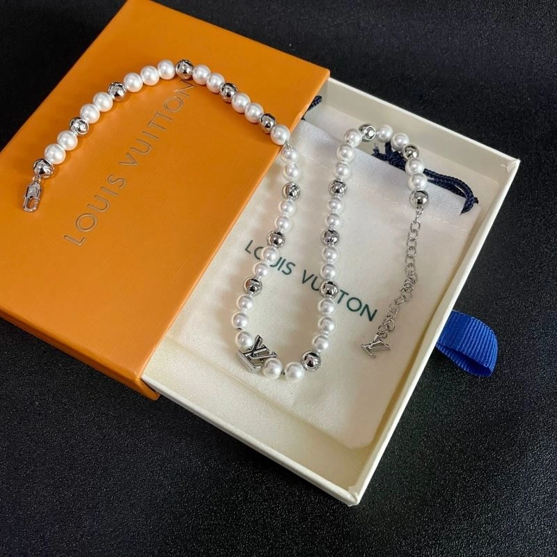 Bargain Louis Vuitton Necklaces