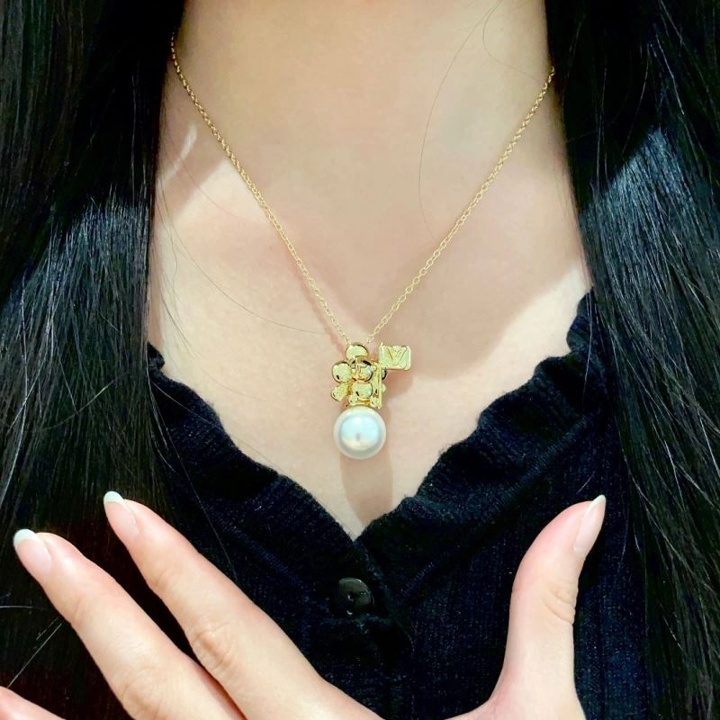Discounted Louis Vuitton Necklaces