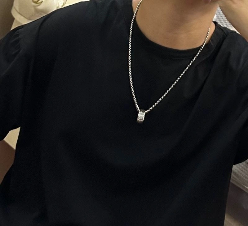 Brand-authenticated Louis Vuitton Necklaces