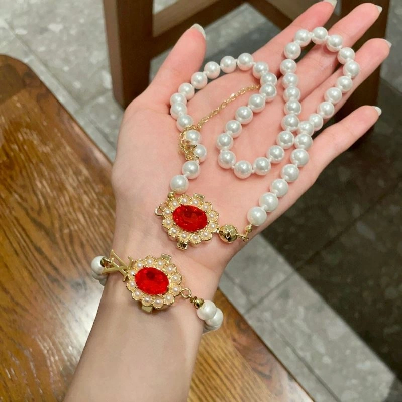 Brand-authenticated Louis Vuitton Necklaces