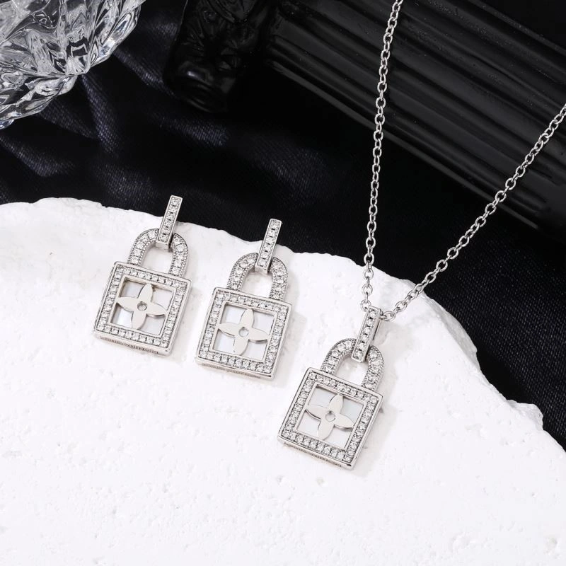 Discounted Louis Vuitton Necklaces