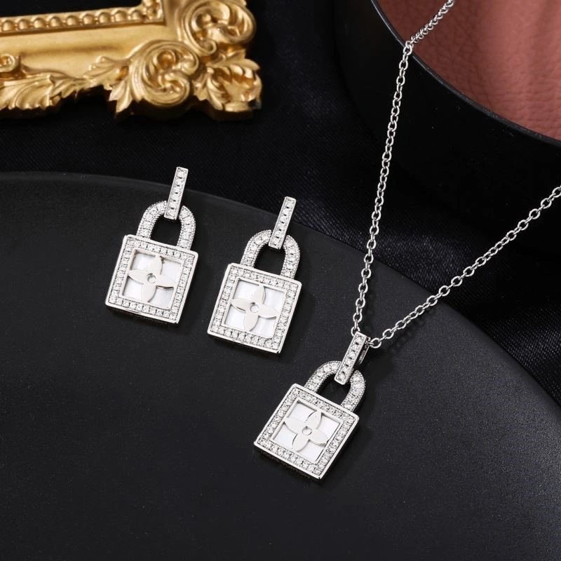 Discounted Louis Vuitton Necklaces