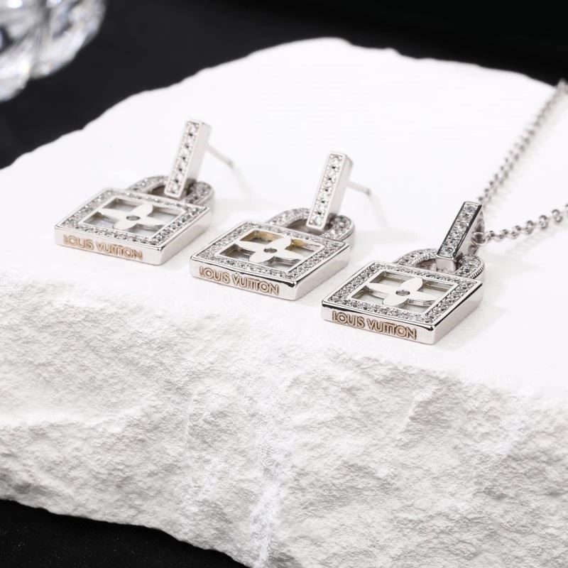 Discounted Louis Vuitton Necklaces