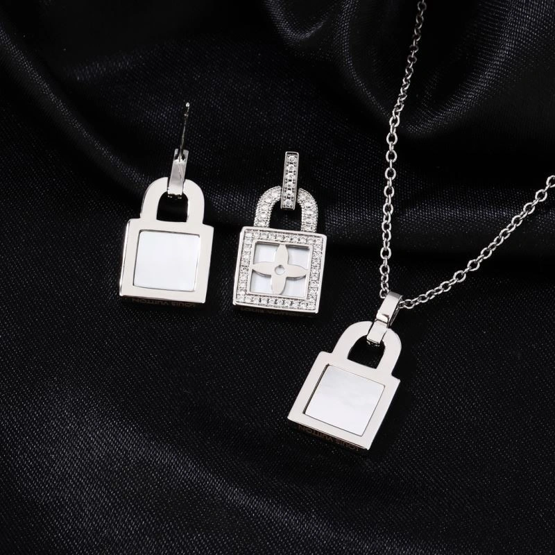 Discounted Louis Vuitton Necklaces