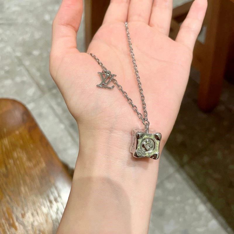 Discounted Louis Vuitton Necklaces