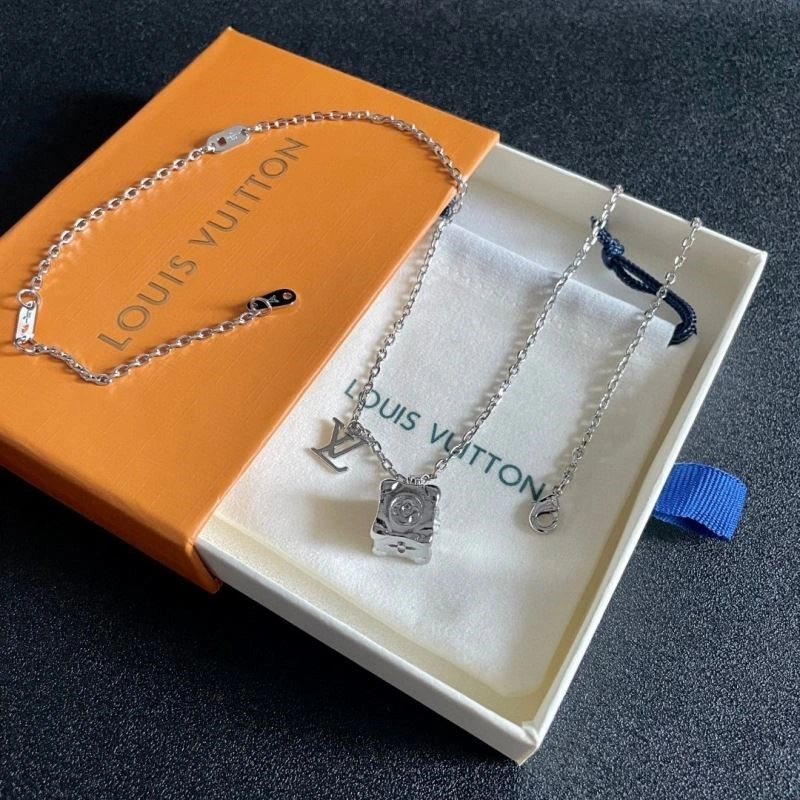 Discounted Louis Vuitton Necklaces