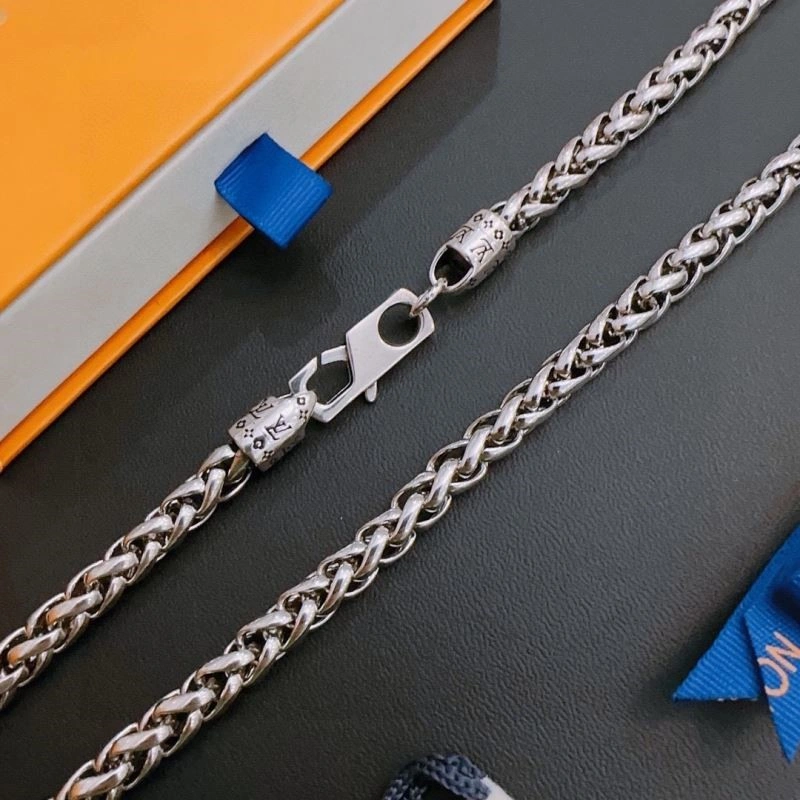 Accurate model Louis Vuitton Necklaces