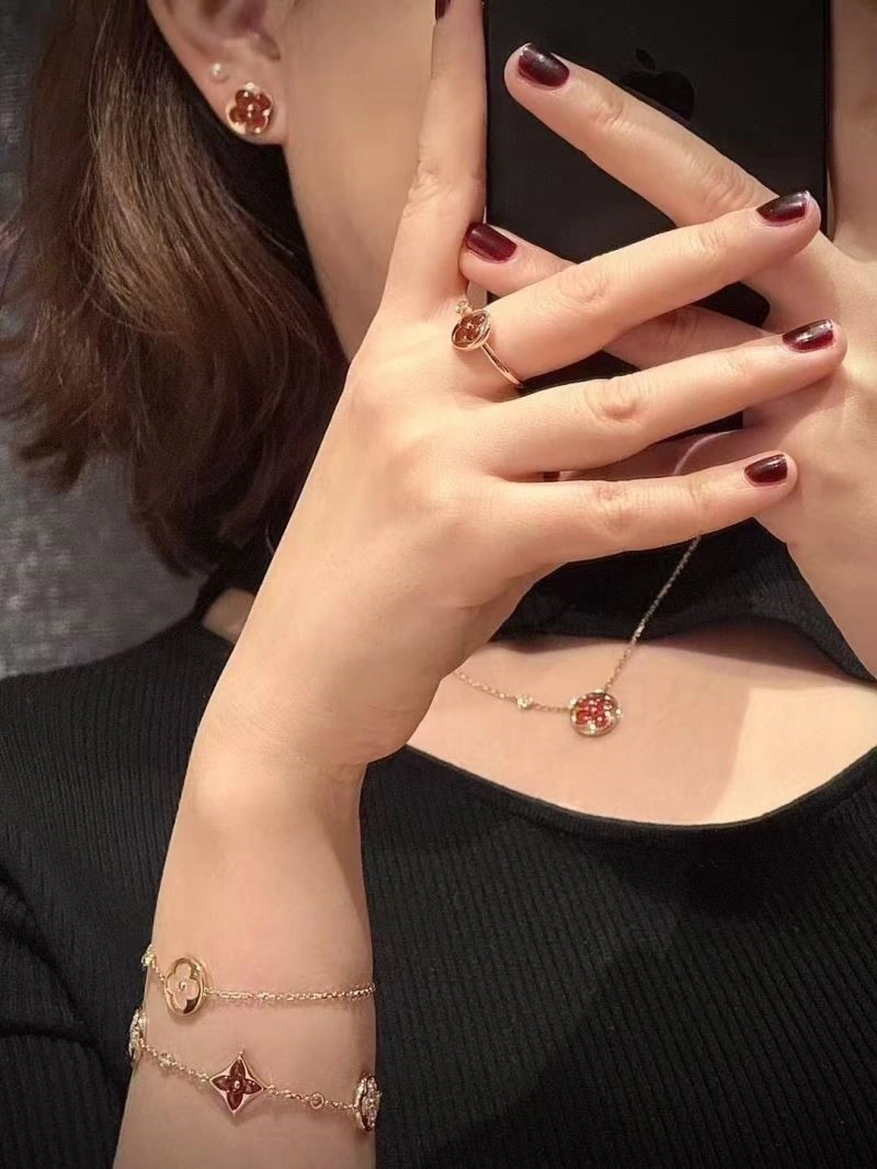 Brand-authenticated Louis Vuitton Necklaces