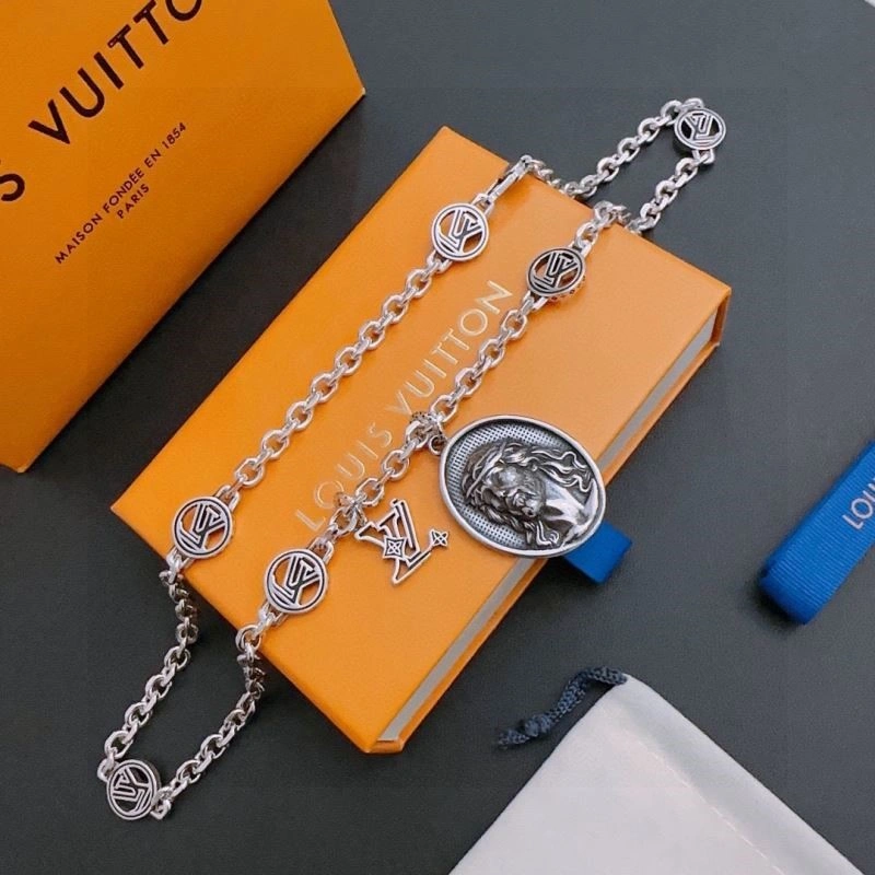 Accurate model Louis Vuitton Necklaces