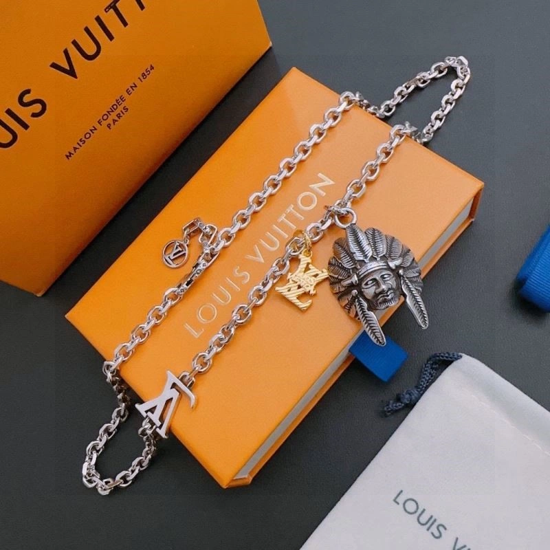 Top mirror Louis Vuitton Necklaces