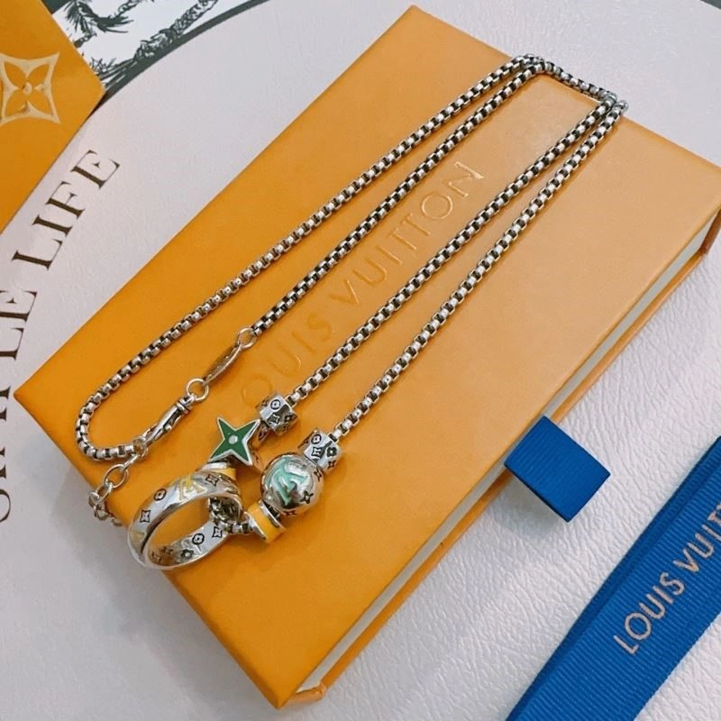 Top mirror Louis Vuitton Necklaces