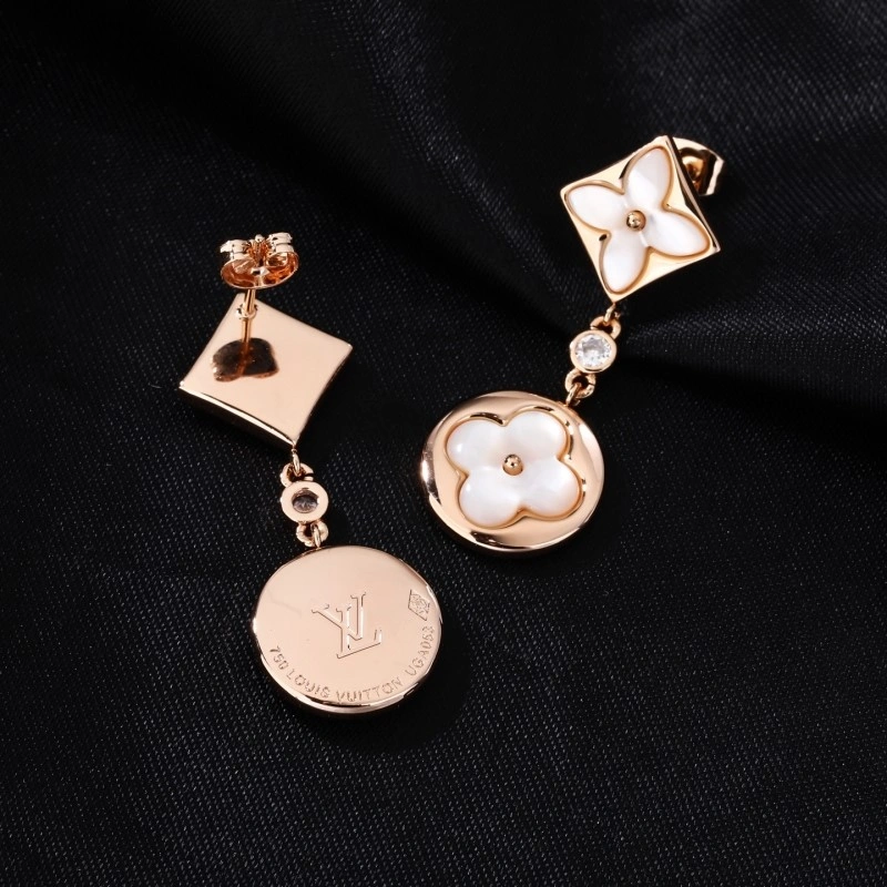 Indistinguishable Louis Vuitton Necklaces