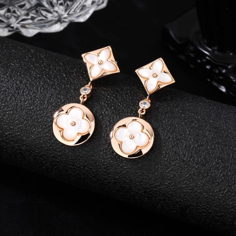 Indistinguishable Louis Vuitton Necklaces