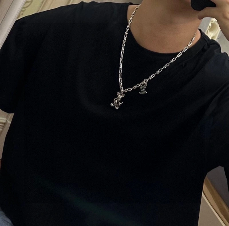 Official Louis Vuitton Necklaces