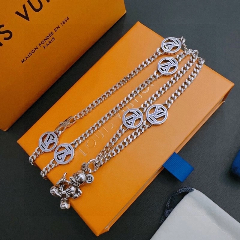 Official Louis Vuitton Necklaces