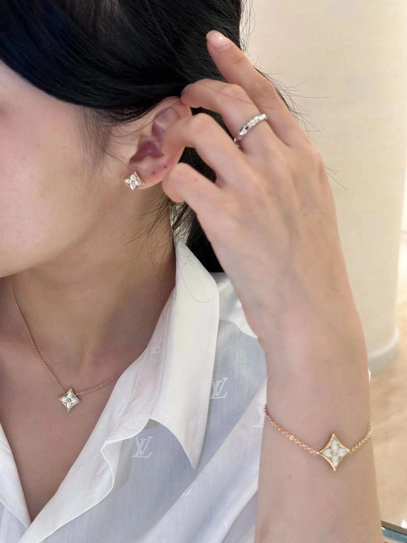 Bargain Louis Vuitton Necklaces