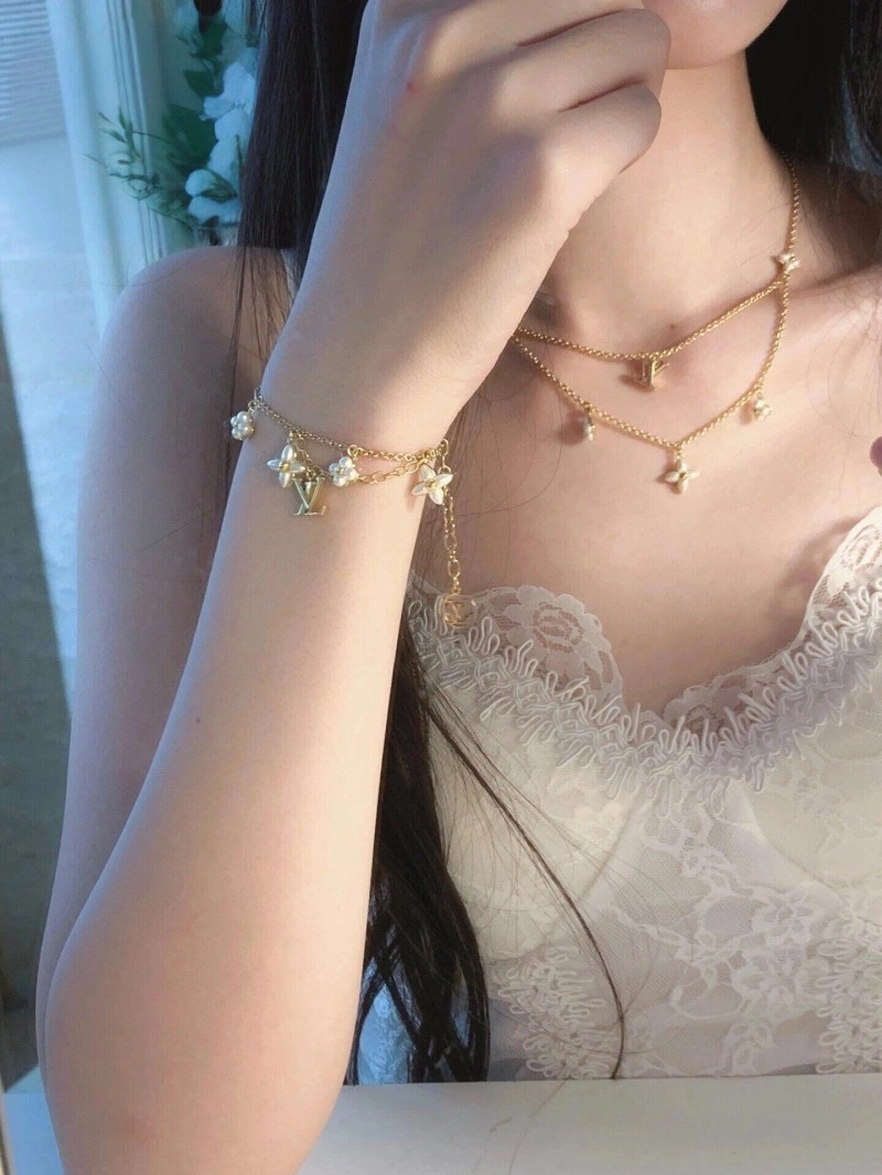Exact replica Louis Vuitton Necklaces