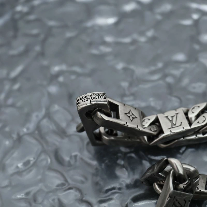 High accuracy Louis Vuitton Necklaces