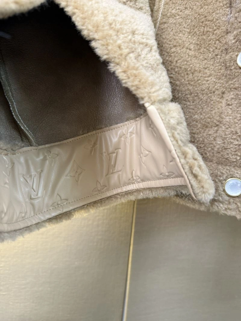 Top mirror Louis Vuitton Outwear