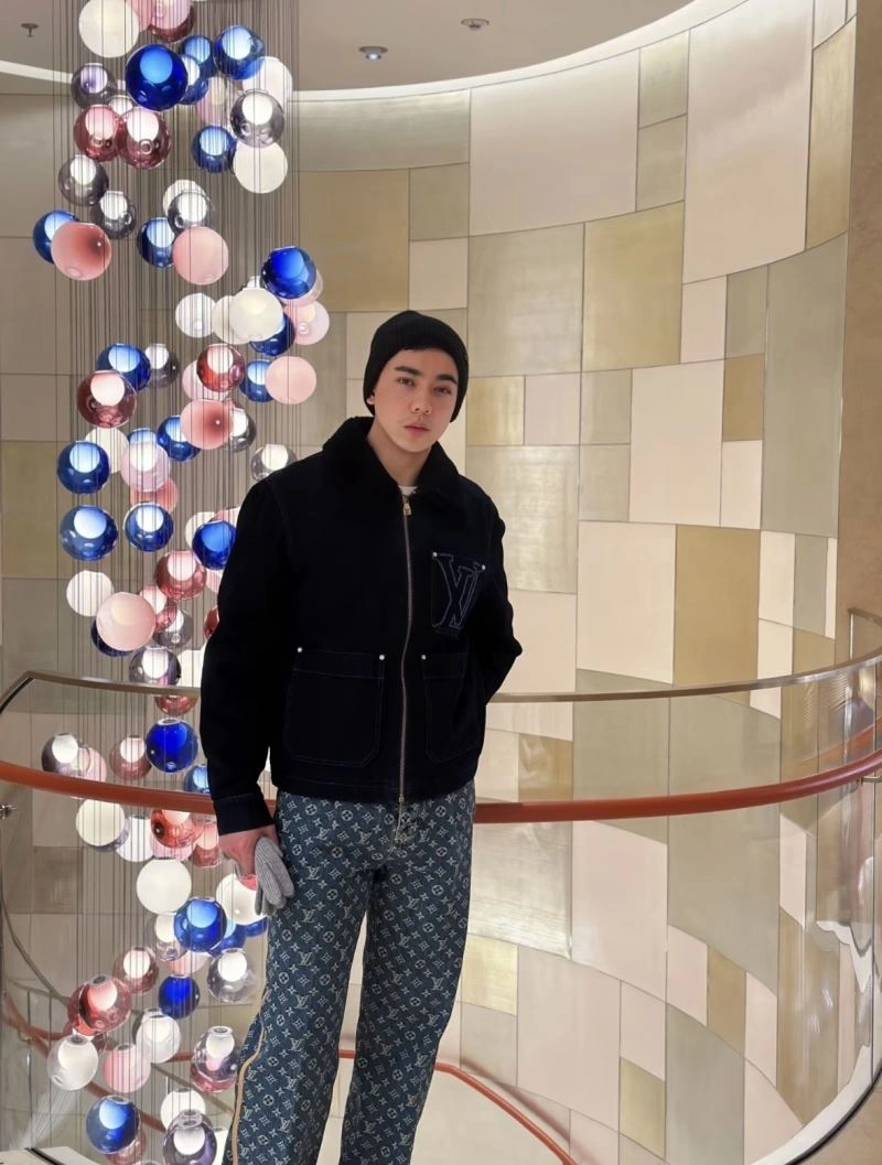 Accurate model Louis Vuitton Outwear