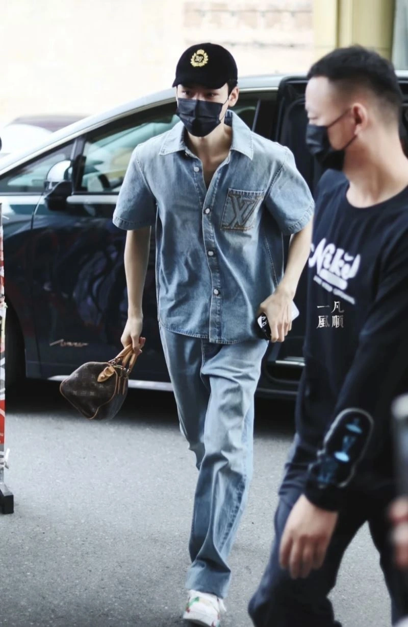 Exact replica Louis Vuitton Outwear