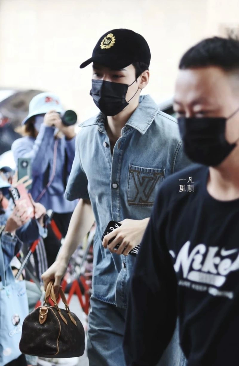 Exact replica Louis Vuitton Outwear