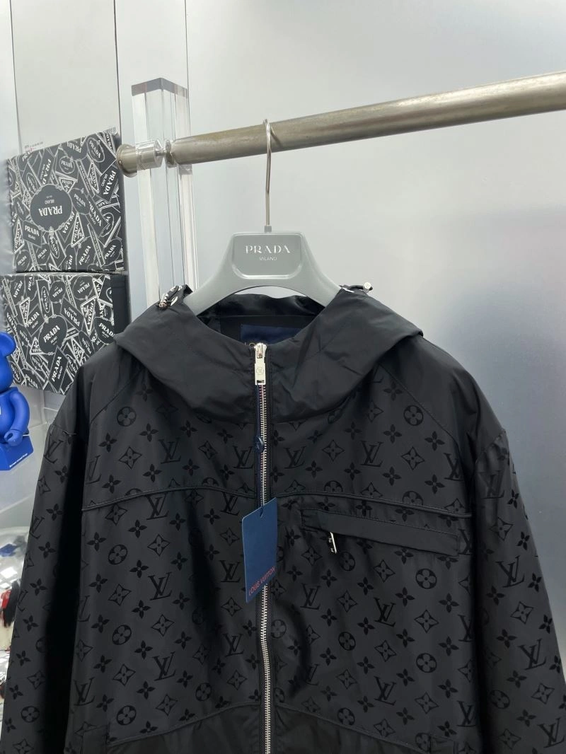Top mirror Louis Vuitton Outwear