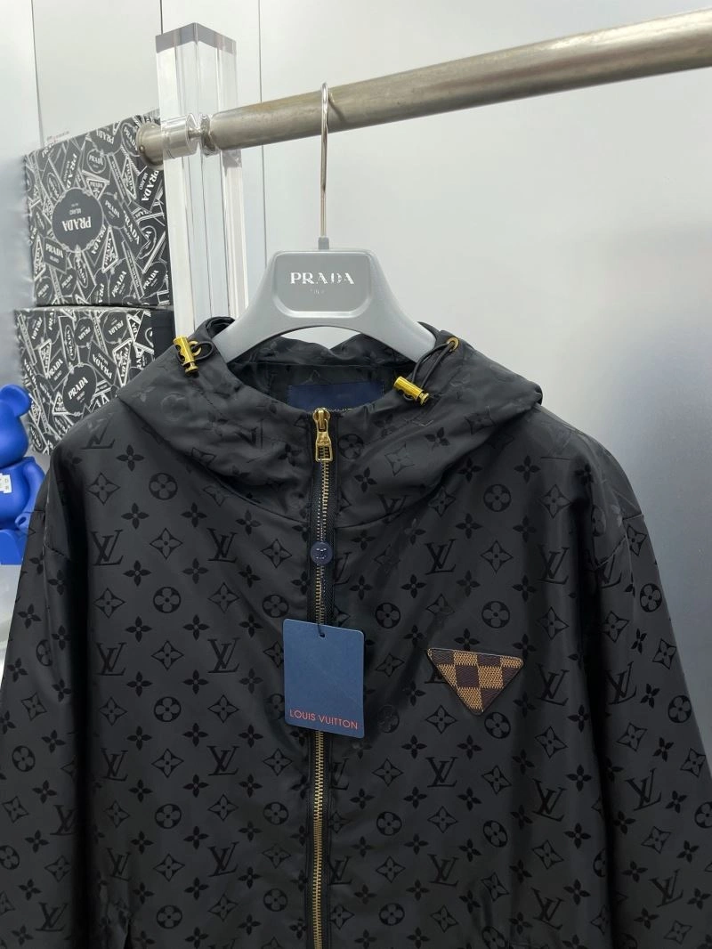 Top mirror Louis Vuitton Outwear