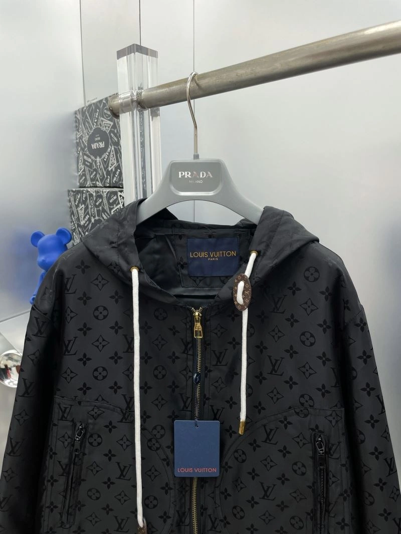 Top mirror Louis Vuitton Outwear
