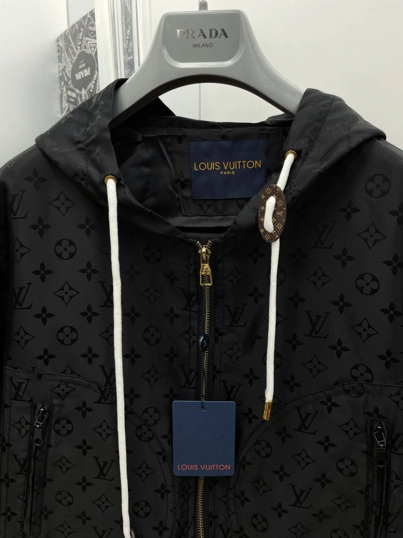Top mirror Louis Vuitton Outwear