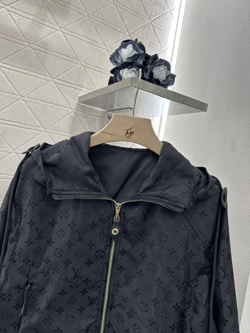 Top mirror Louis Vuitton Outwear
